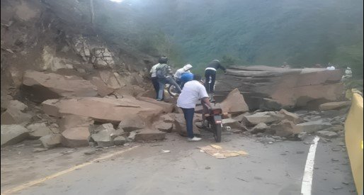 Derrumbe en la carretera Jarabacoa-Constanza.